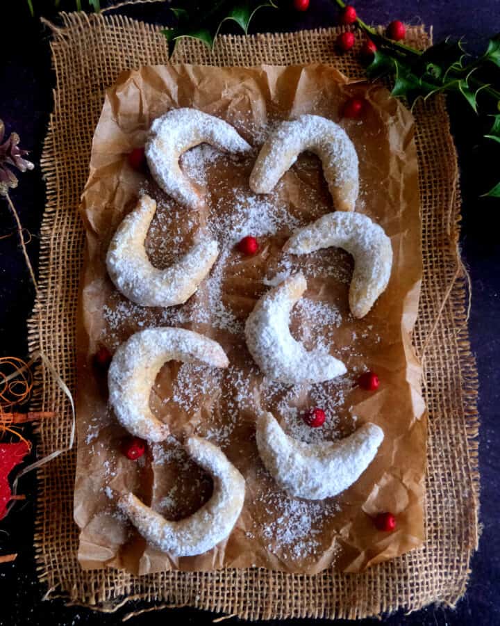 Traditional Vanillekipferl (Vanilla crescent cookies) - My Dinner